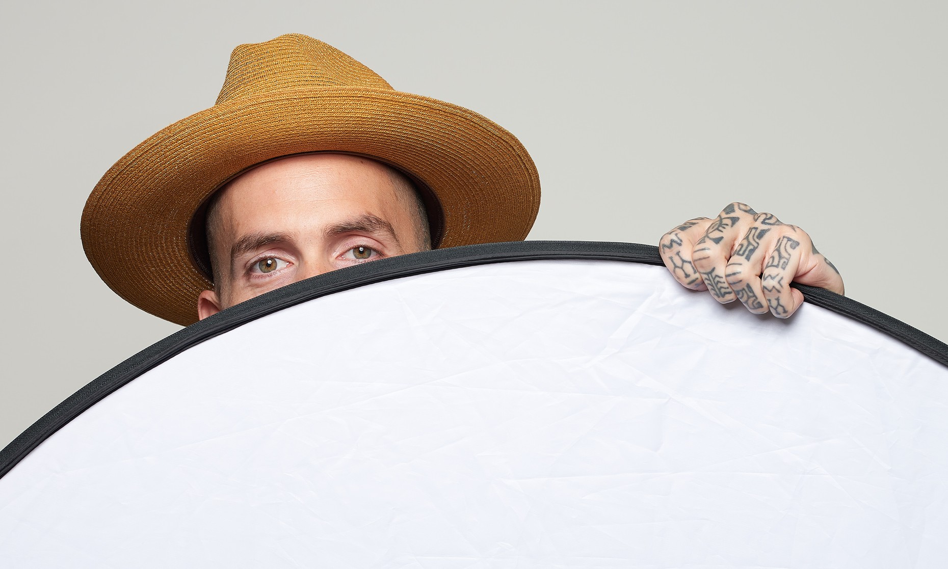 White vs Silver vs Gold Reflectors for Photography • Giggster Guide