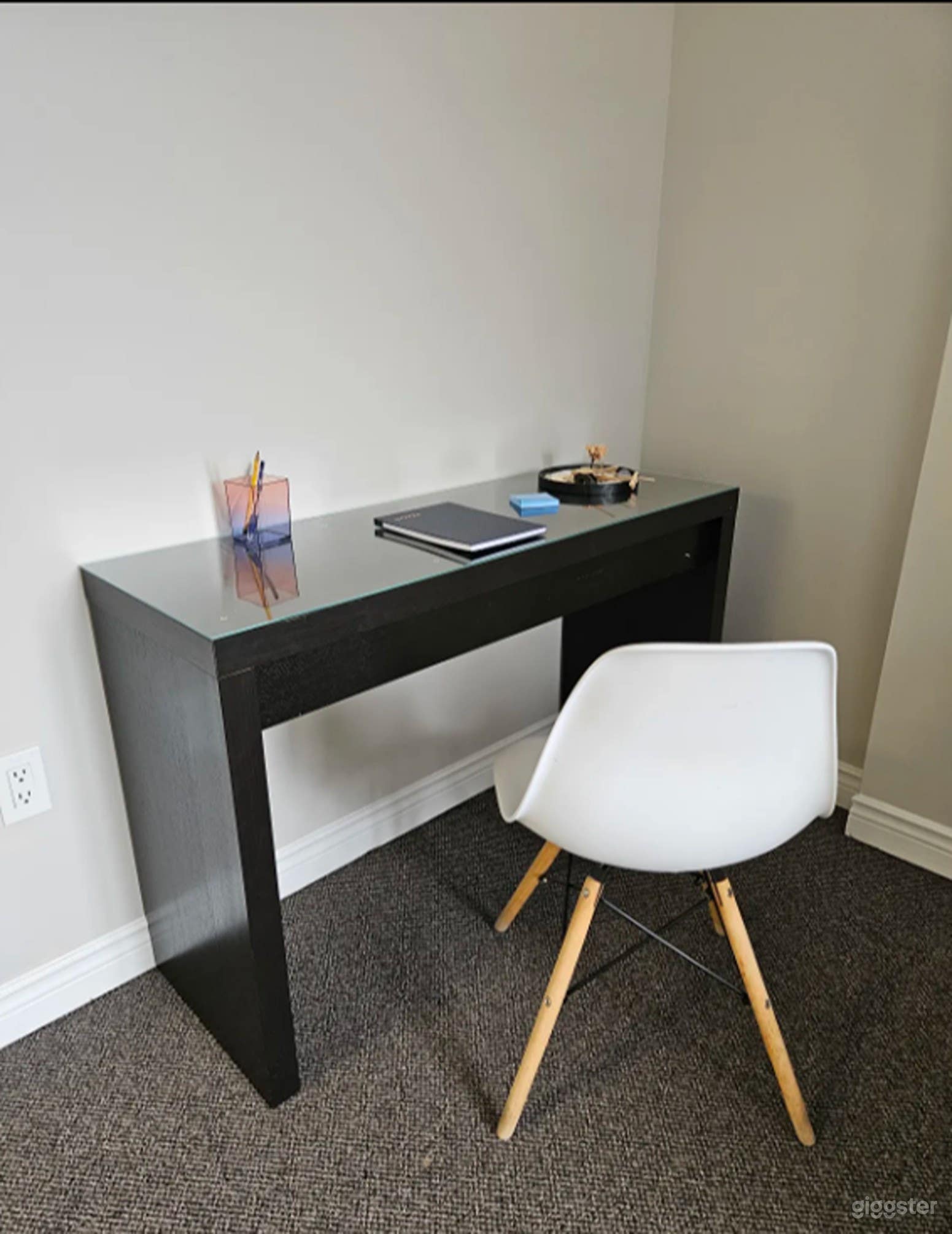 Therapy Office with full desk set up | Rent this location on Giggster