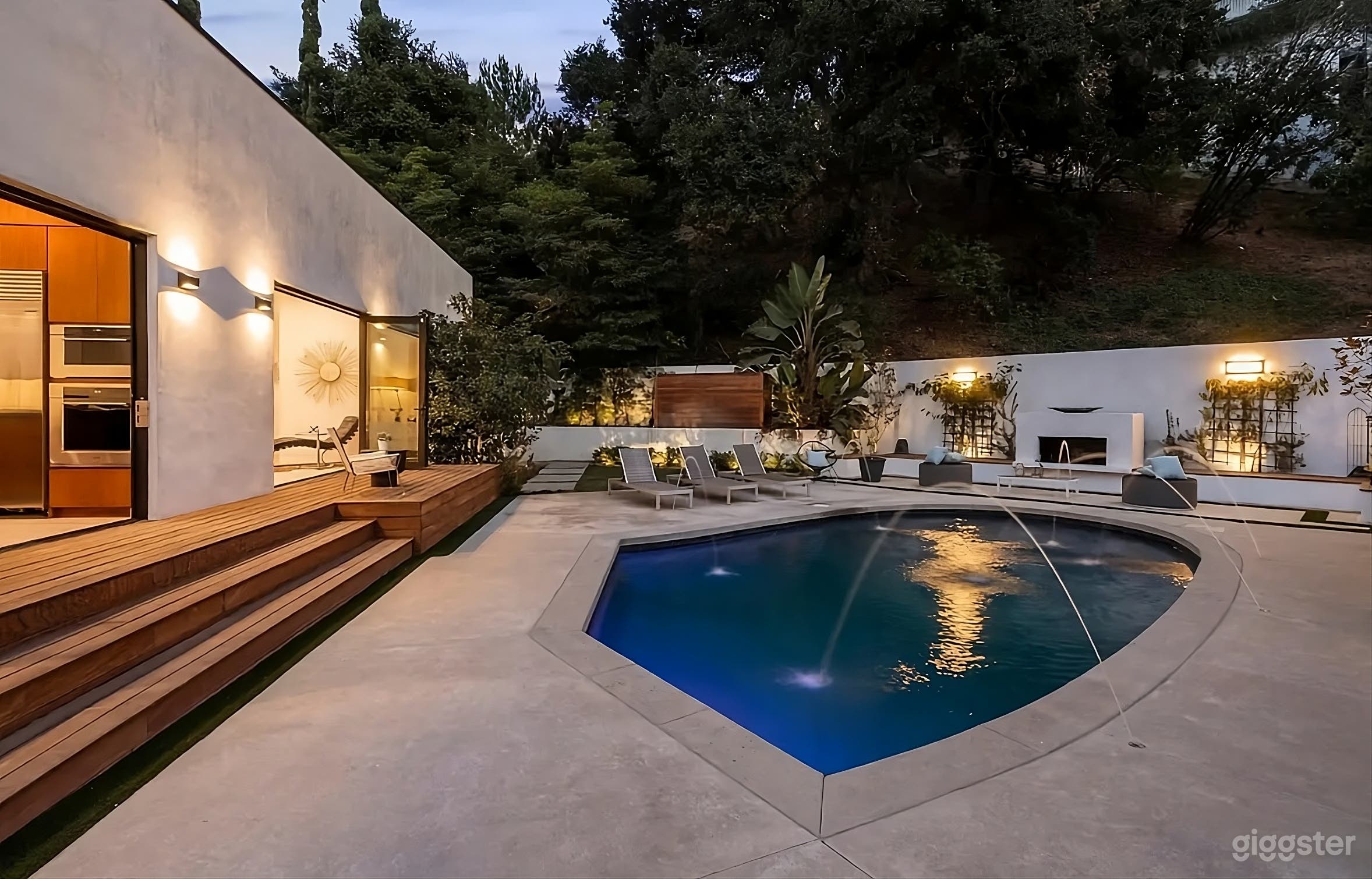 Modern Hillside Backyard | Rent this location on Giggster