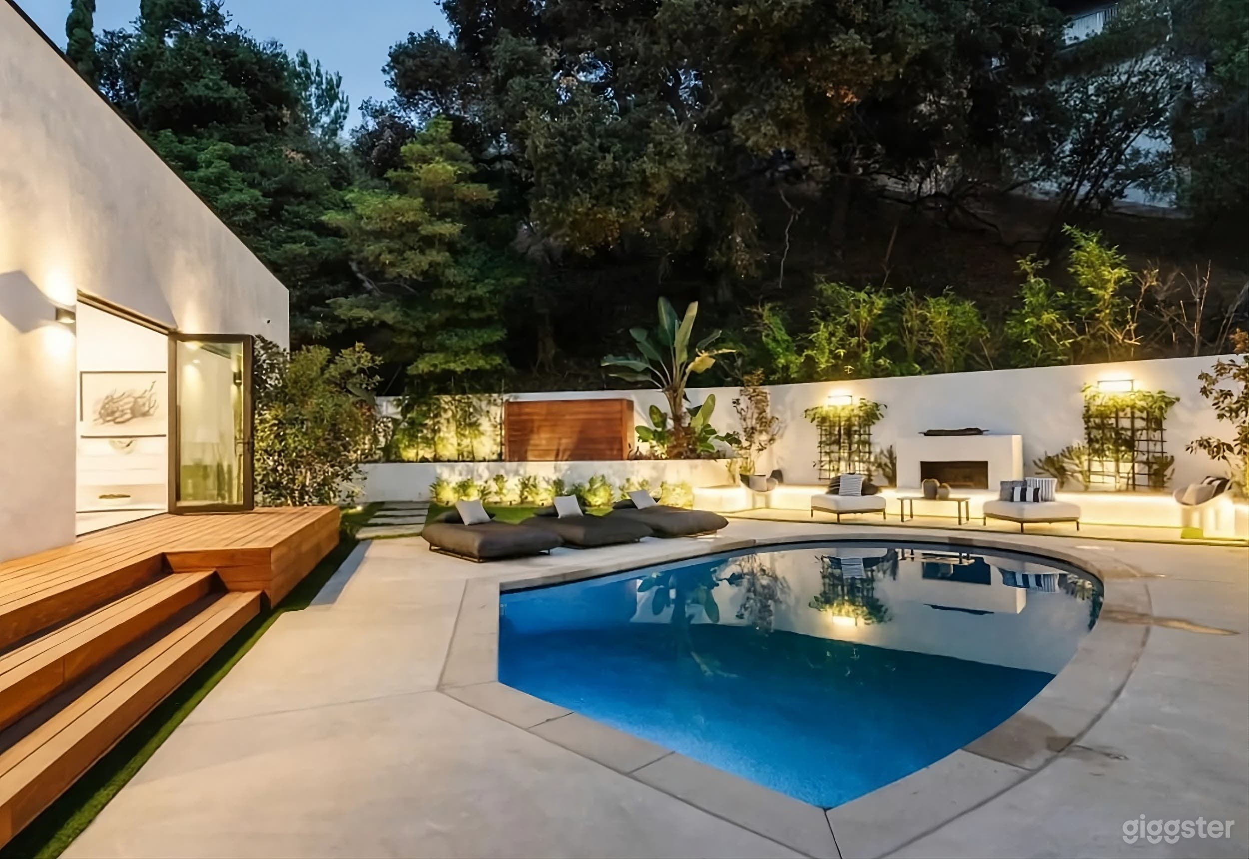 Modern Hillside Backyard | Rent this location on Giggster
