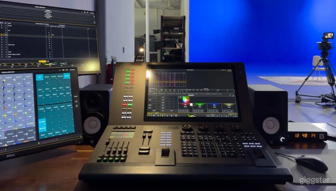 Stunning Pre-lite Blue Screen Studio | Rent this location on Giggster