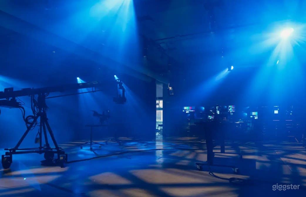 Stunning Pre-lite Blue Screen Studio | Rent this location on Giggster