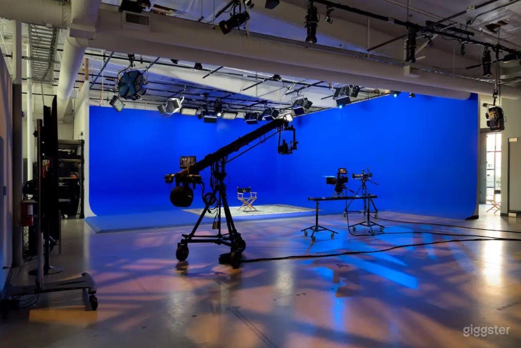 Stunning Pre-lite Blue Screen Studio | Rent this location on Giggster