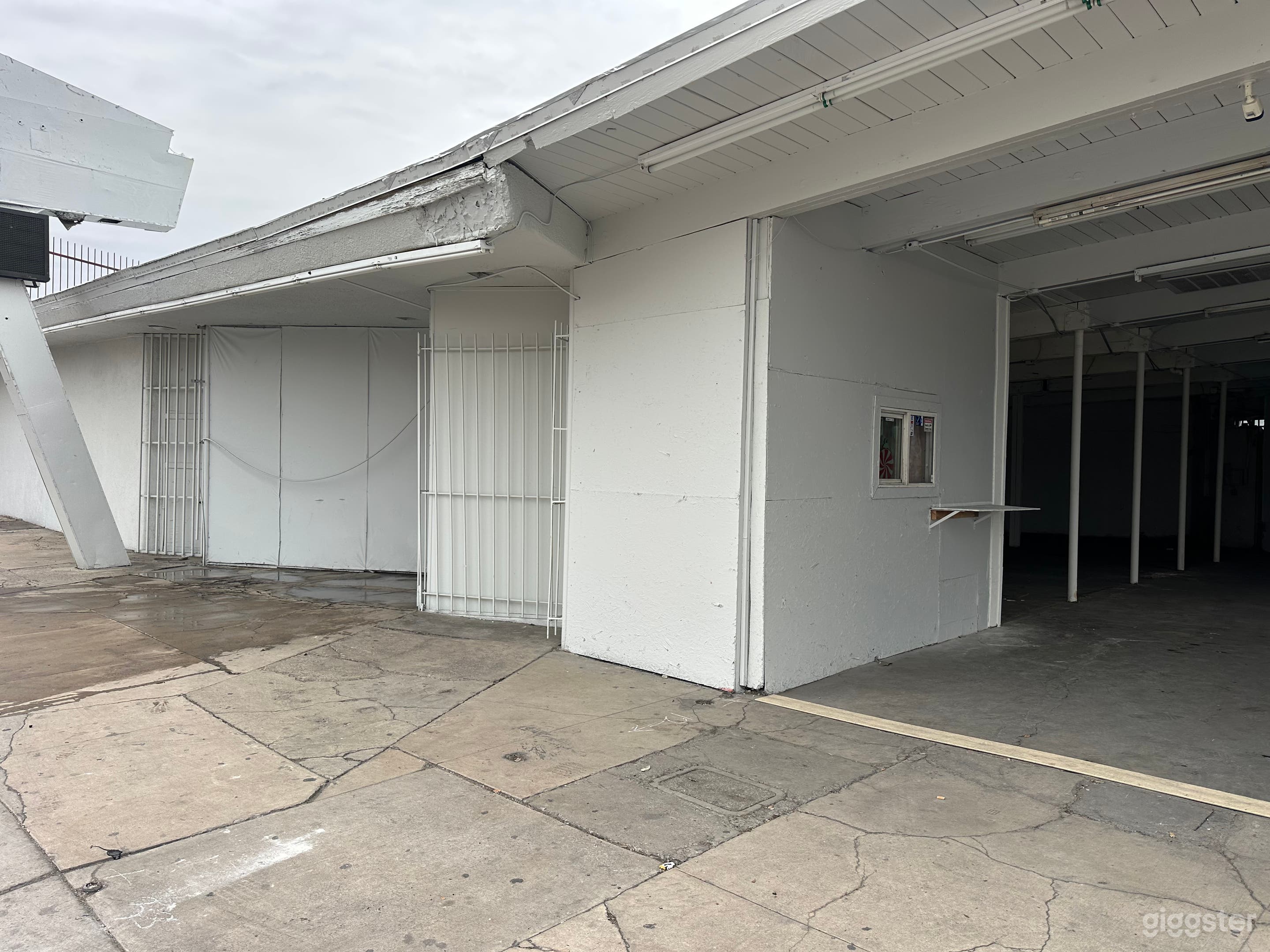 STAND ALONE WAREHOUSE FOR SHOOTING WITH PRIVATE PARKING! | Rent this ...