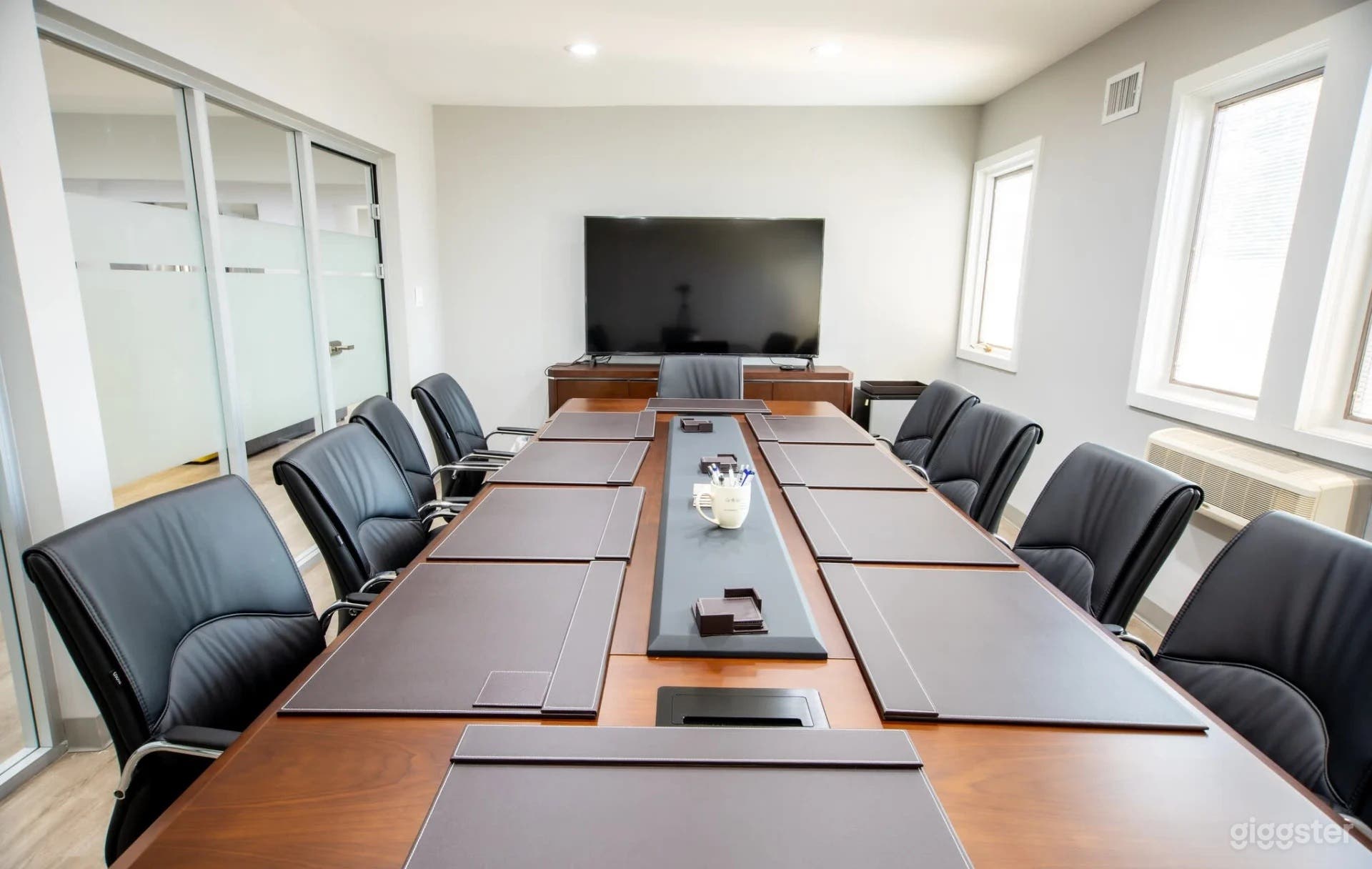 Dynamic 10-Seating Boardroom | Rent this location on Giggster
