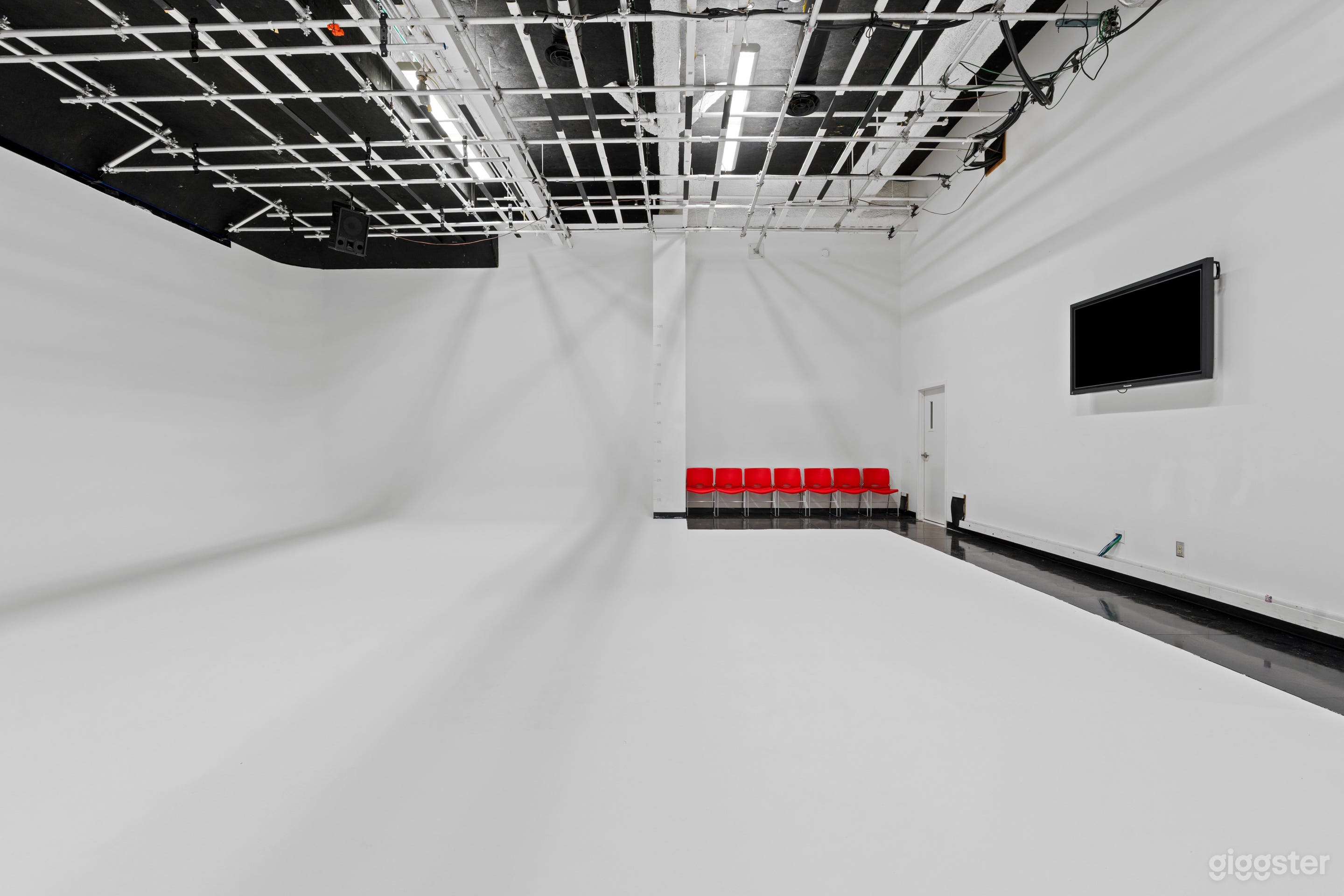 MODERN WEST HOLLYWOOD WHITE CYC STUDIO | Rent this location on Giggster
