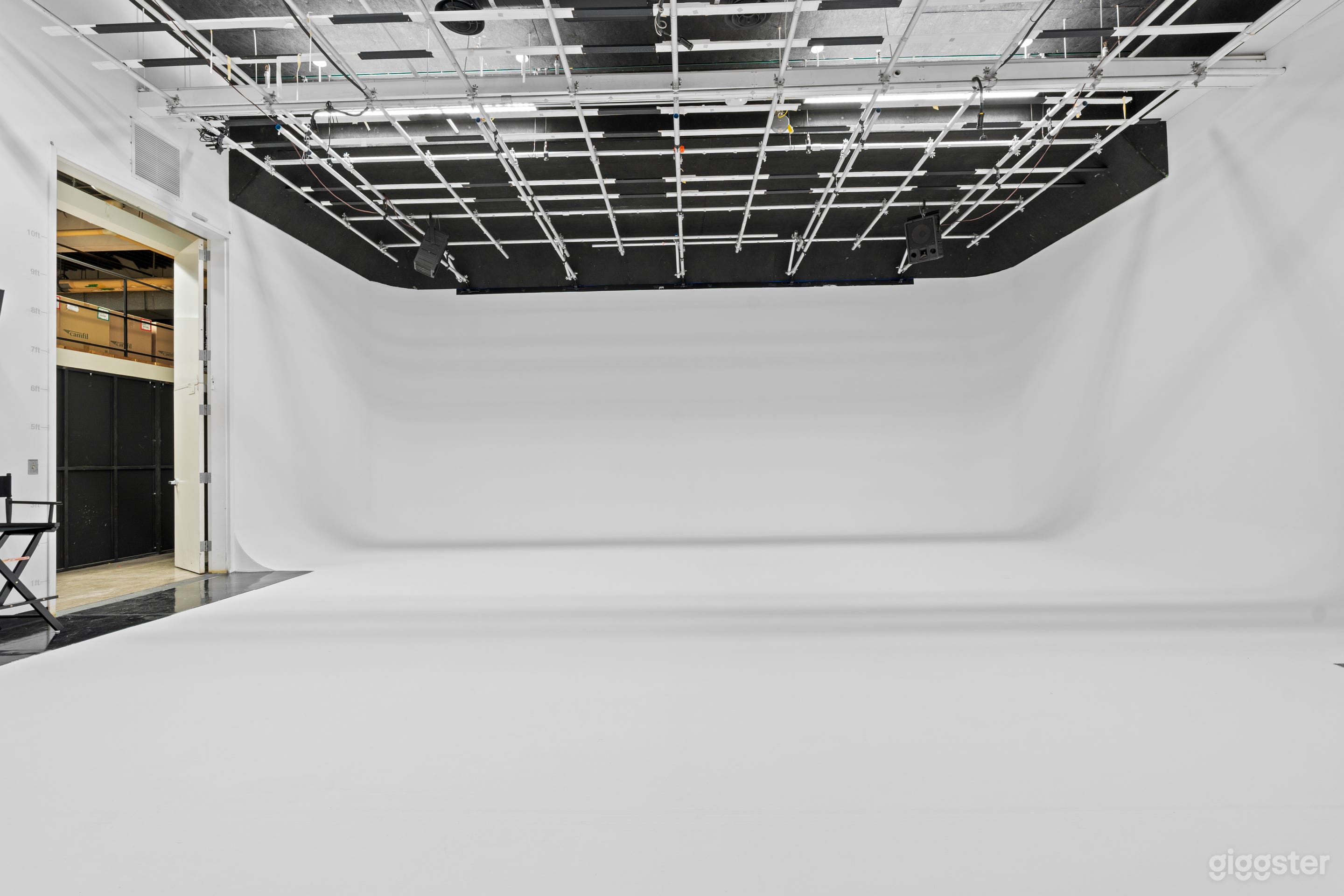 MODERN WEST HOLLYWOOD WHITE CYC STUDIO | Rent this location on Giggster